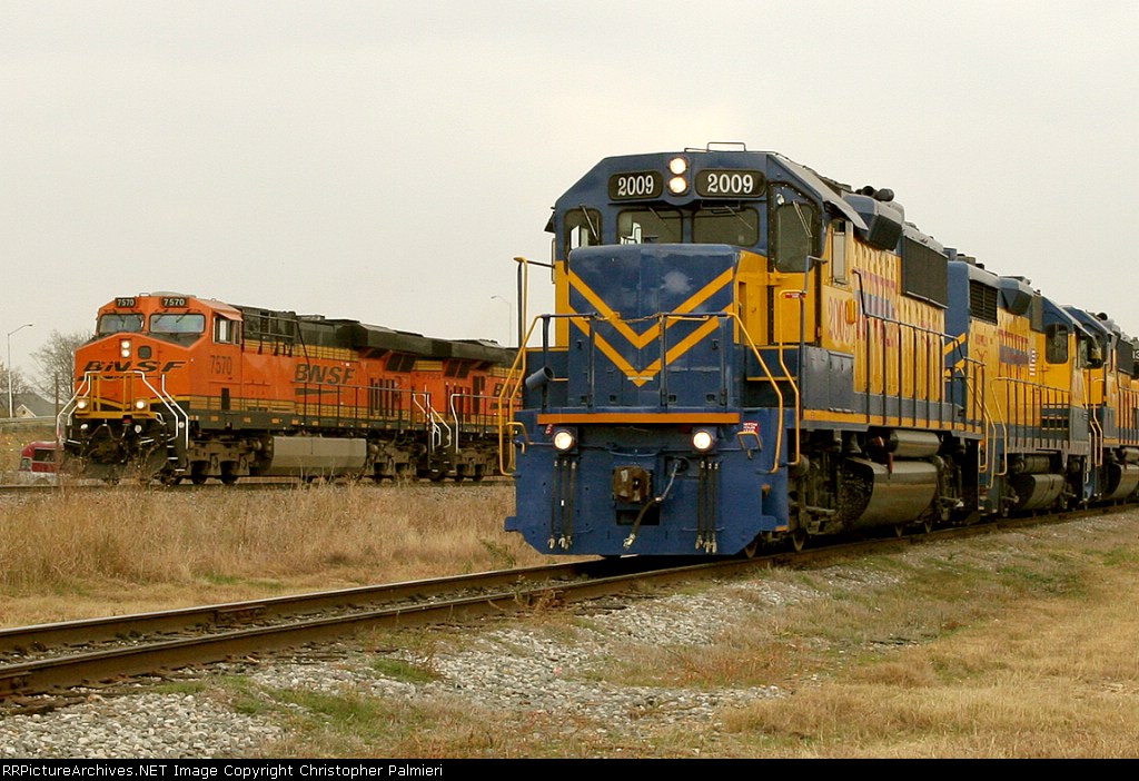 BNSF 7570 and FWWR 2009
